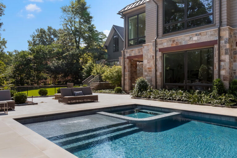 Luxury Custom Pools - Features and Building Tips